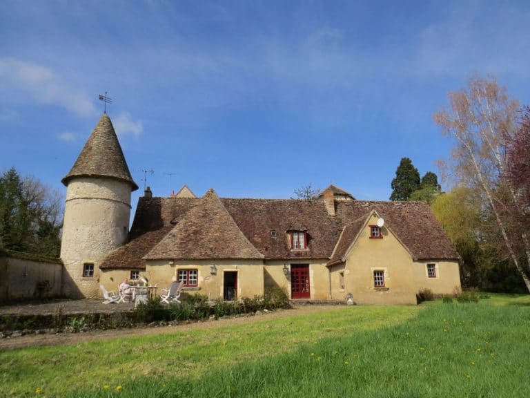 15th century small château with outbuildings on 2ha of park - Châteaux ...